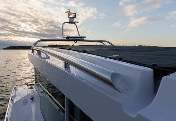 motorboat-targa-arch-with-roof-rails | Sail Away
